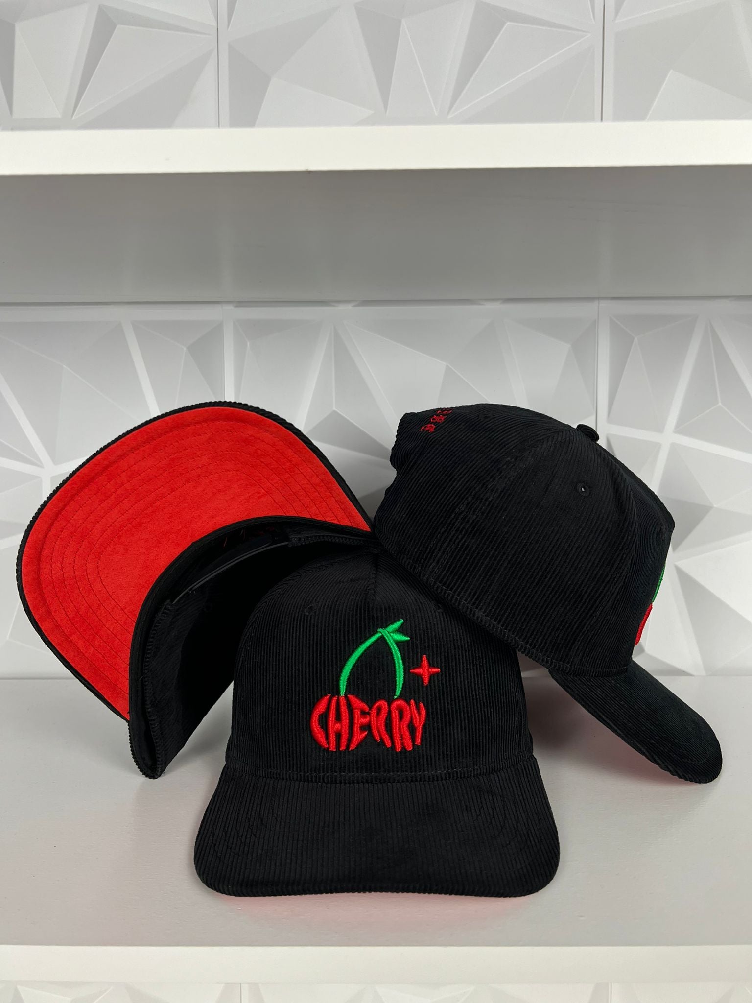 Cherry SnapBack gorra- negra/roja – Exclusive Caps